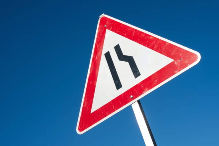 Stilvolle Wie Verhalten Sie Sich Bei Diesem Verkehrszeichen Verengung Ebenbild